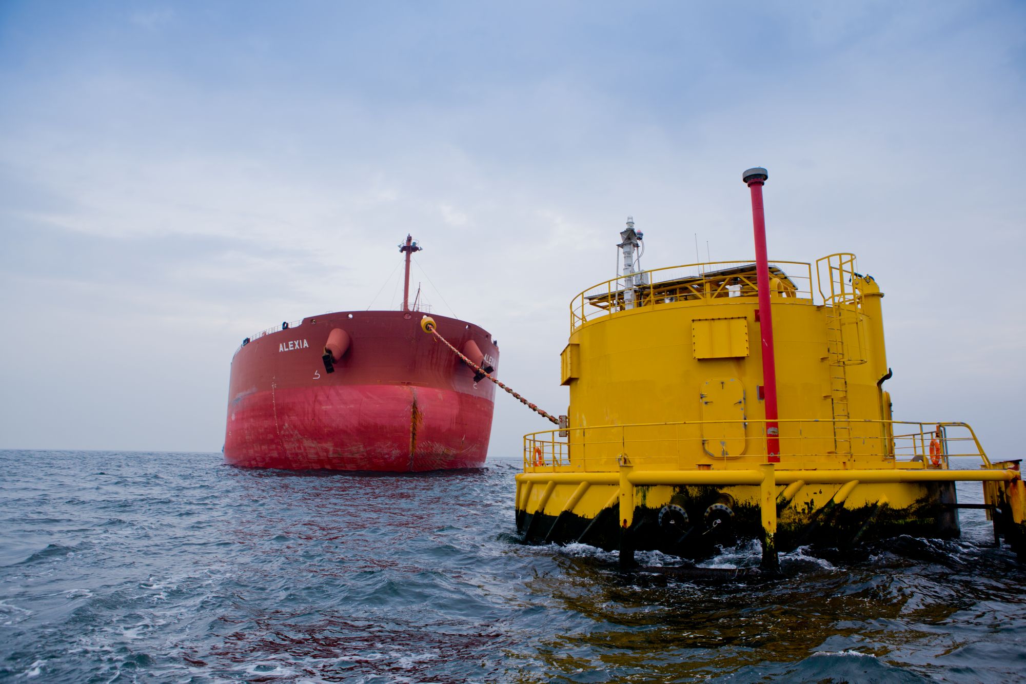 Greva de la Oil Terminal lasă compania fără clienţi. Rompetrol se umple ...