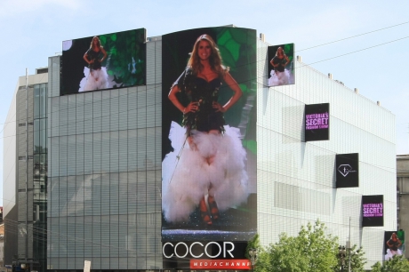 Magazinul Cocor îşi ipotechează tot la BCR, inclusiv celebra faţadă ...