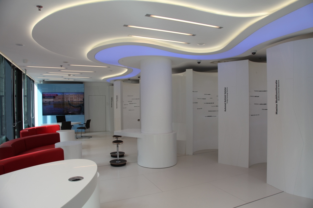 BCR deschide prima unitate fără oameni la ghişeu. GALERIE FOTO - Economica.net