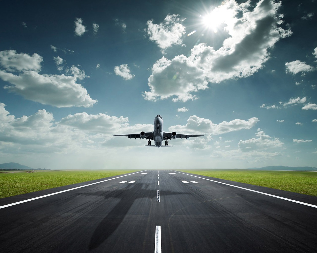 Pista aeroportului Oradea, extinsă pentru a opera avioane Boeing şi ...