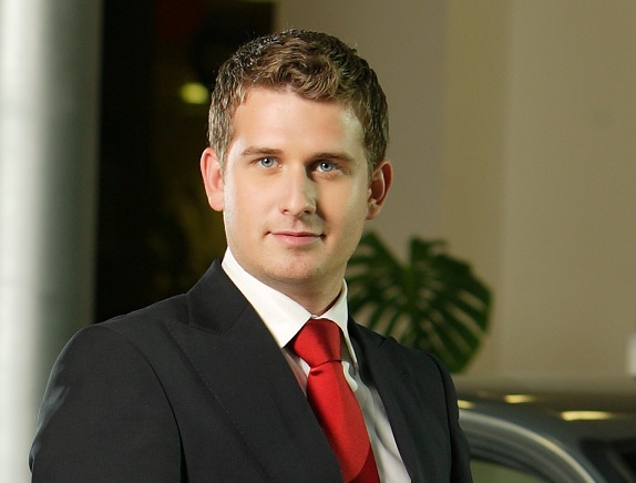 De la maşini, la carduri. Ce afacere a pornit Andrei Duică după ...