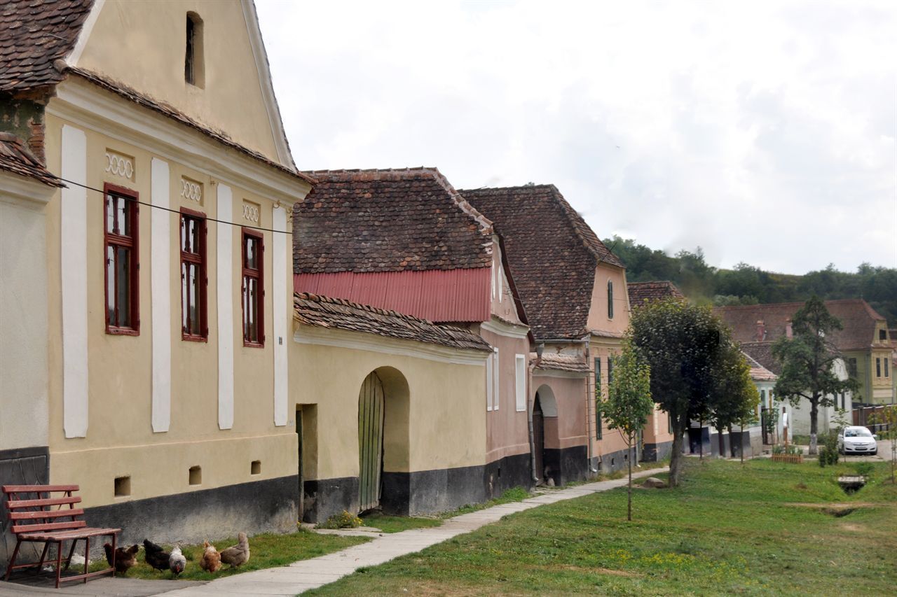 Seduşi de farmecul caselor săseşti, străinii fac turism rural în ...