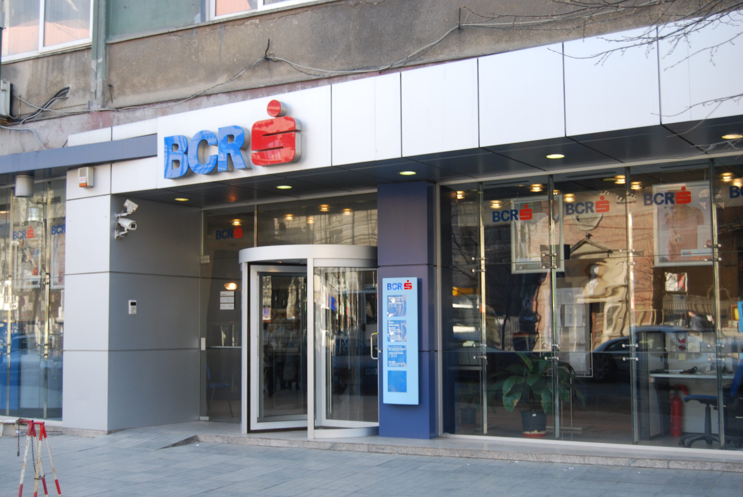 BCR opreşte temporar sistemul informatic care gestionează operaţiunile ...