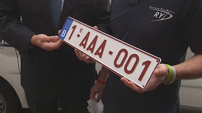 Plăcuţele de înmatriculare personalizate, o afacere bună pentru statul ...