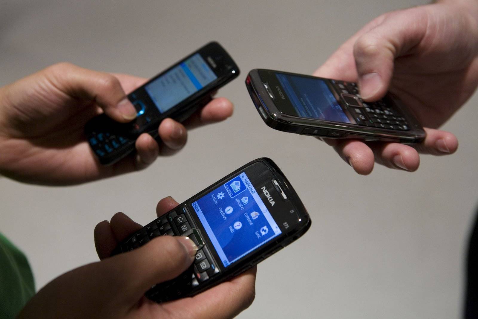 Ce trebuie să urmăreşti atunci când vrei să îţi cumperi un telefon ...