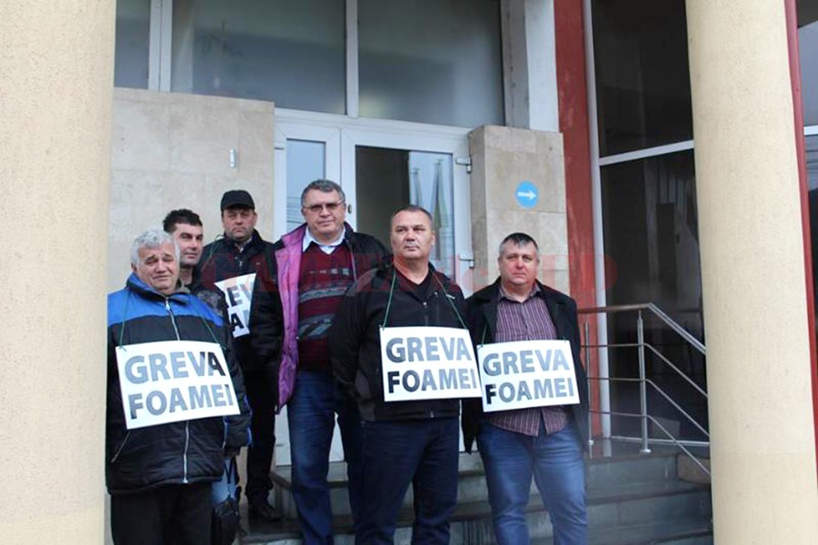 15 persoane în greva foamei în faţa sediului Complexului Energetic ...