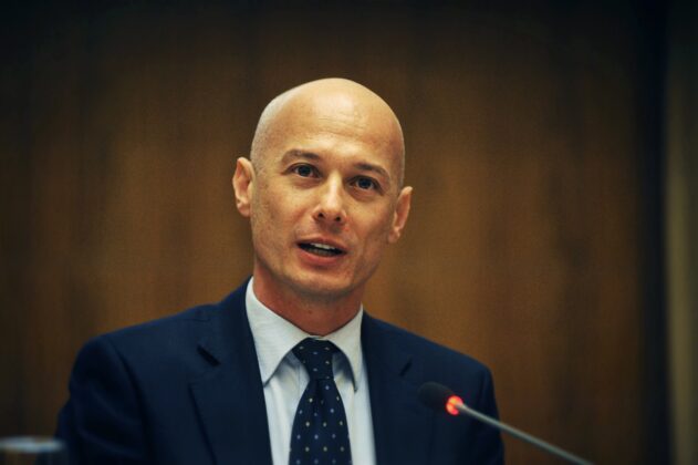 Olteanu are o casă de o mie metri pătraţi, un Lexus, 15.000 de lei în ...