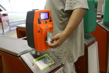 Metrorex va înlocui turnicheţii de acces cu porţi batante şi va cumpăra ...