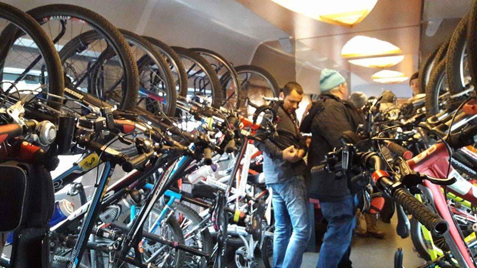 CFR: Vagon special dedicat transportului de biciclete şi schiuri, în ...