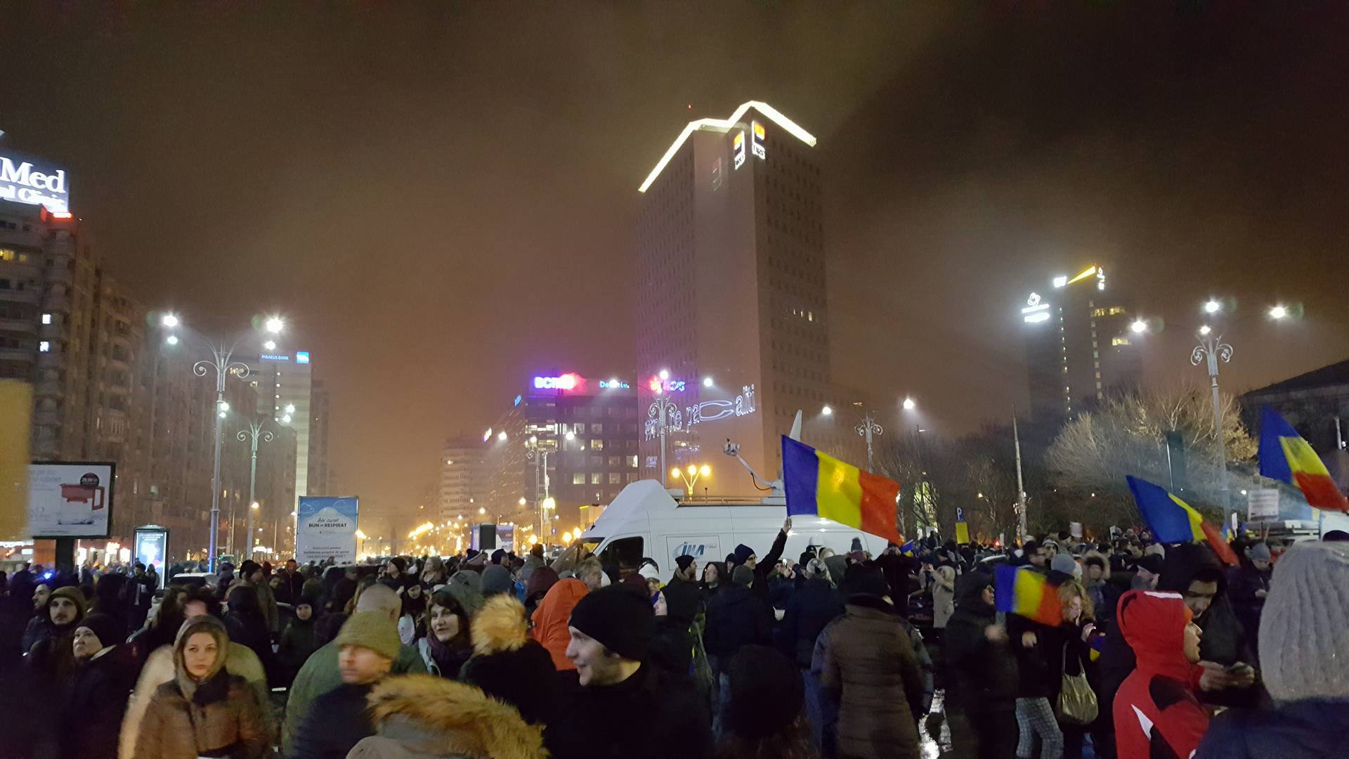 Peste 30.000 de persoane în Piaţa Victoriei, în a treisprezecea zi de ...