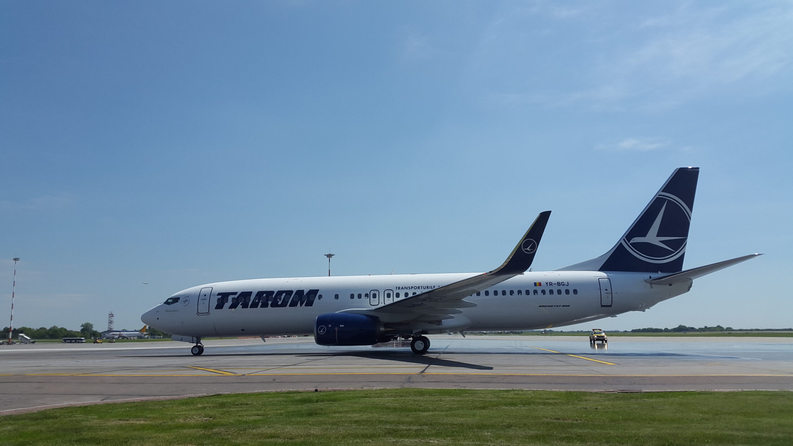 A doua aeronavă Boeing 737-800 din flota TAROM, botezată Marea Unire ...