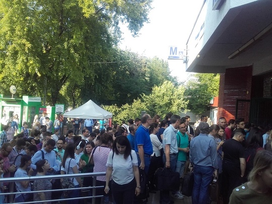Aglomeraţie la staţia de metrou Pipera în a doua zi de la introducerea ...