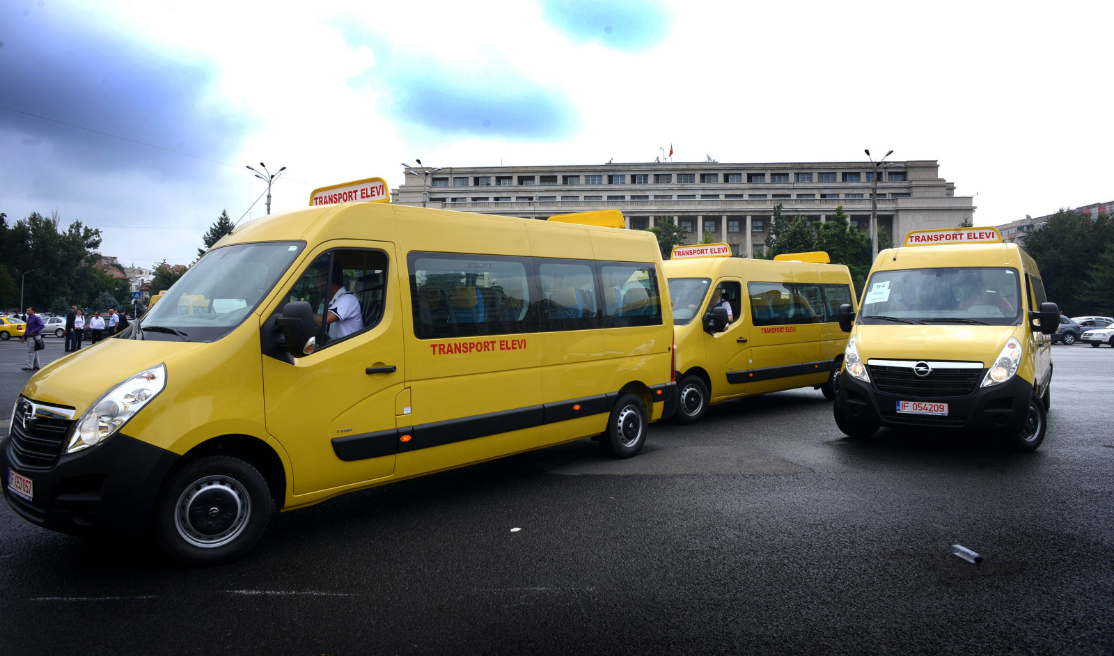 Primăriile din ţară angajează şoferi pentru microbuze abia după ...