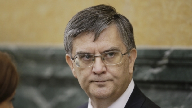 Rectorul Universităţii din Bucureşti, profesorul Mircea Dumitru, este ...