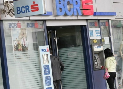 BCR, cea mai mare bancă din România, începe să scoată casieriile din ...