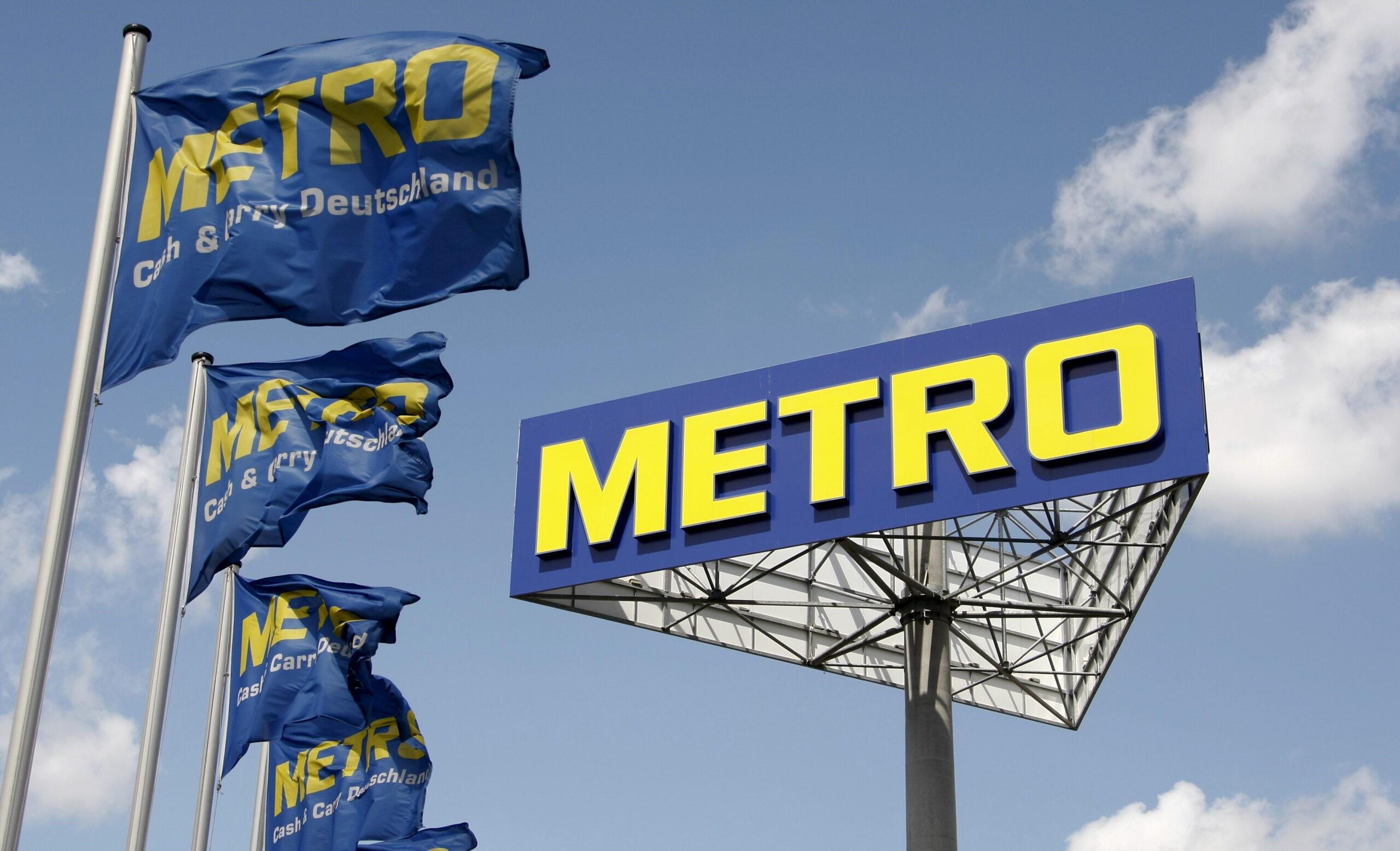 Comisia Europeană aprobă achiziţionarea retailerului german Metro AG de ...
