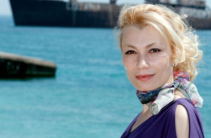 O româncă fostă fotomodel se pregăteşte să scoată aur de la Baia de ...