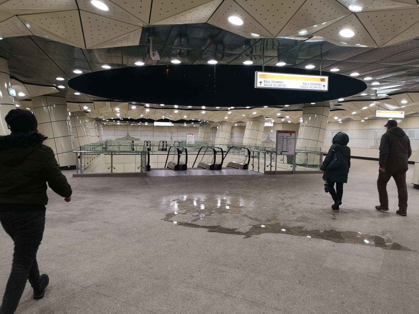 Plouă într-o stație de metrou de pe noua magistrală M5 Eroilor-Drumul ...