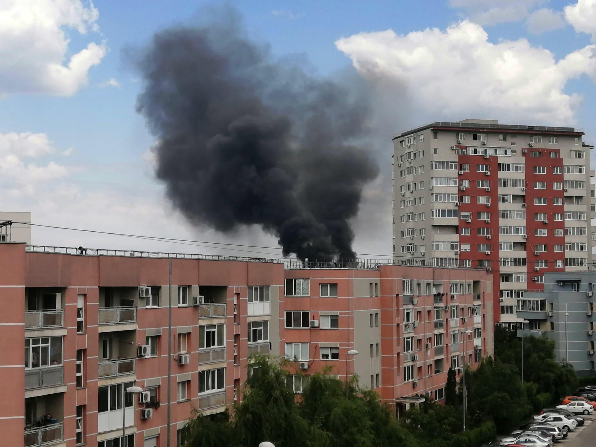 Incendiu la un centru de colectare a deşeurilor din Capitală; butelii ...