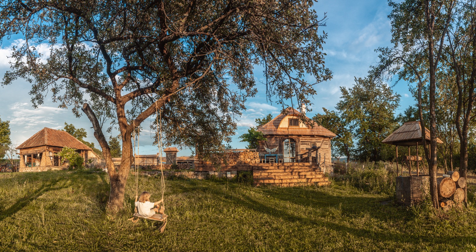Cum arată casa de basm din Munții Apuseni cu acces la plajă - Economica.net