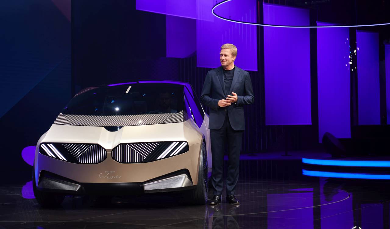 BMW a prezentat i Vision Circular, concept care prefigurează viitorul ...