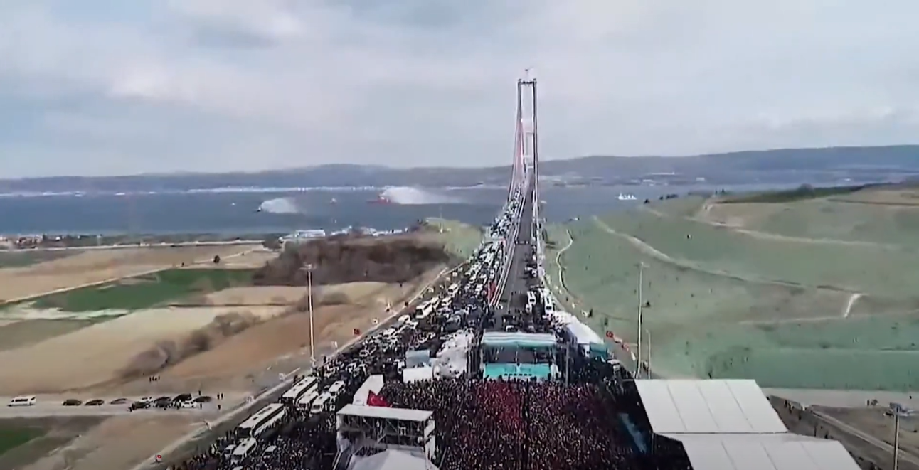 Turcia a inaugurat vineri cel mai lung pod suspendat din lume, peste ...