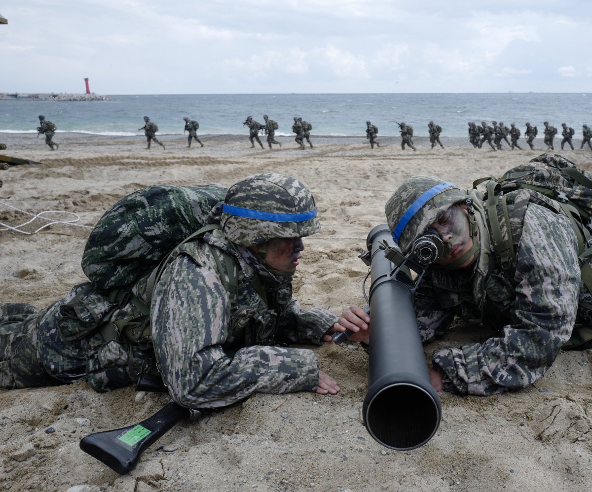 Coreea de Sud, SUA şi Regatul Unit desfăşoară un exerciţiu de ...