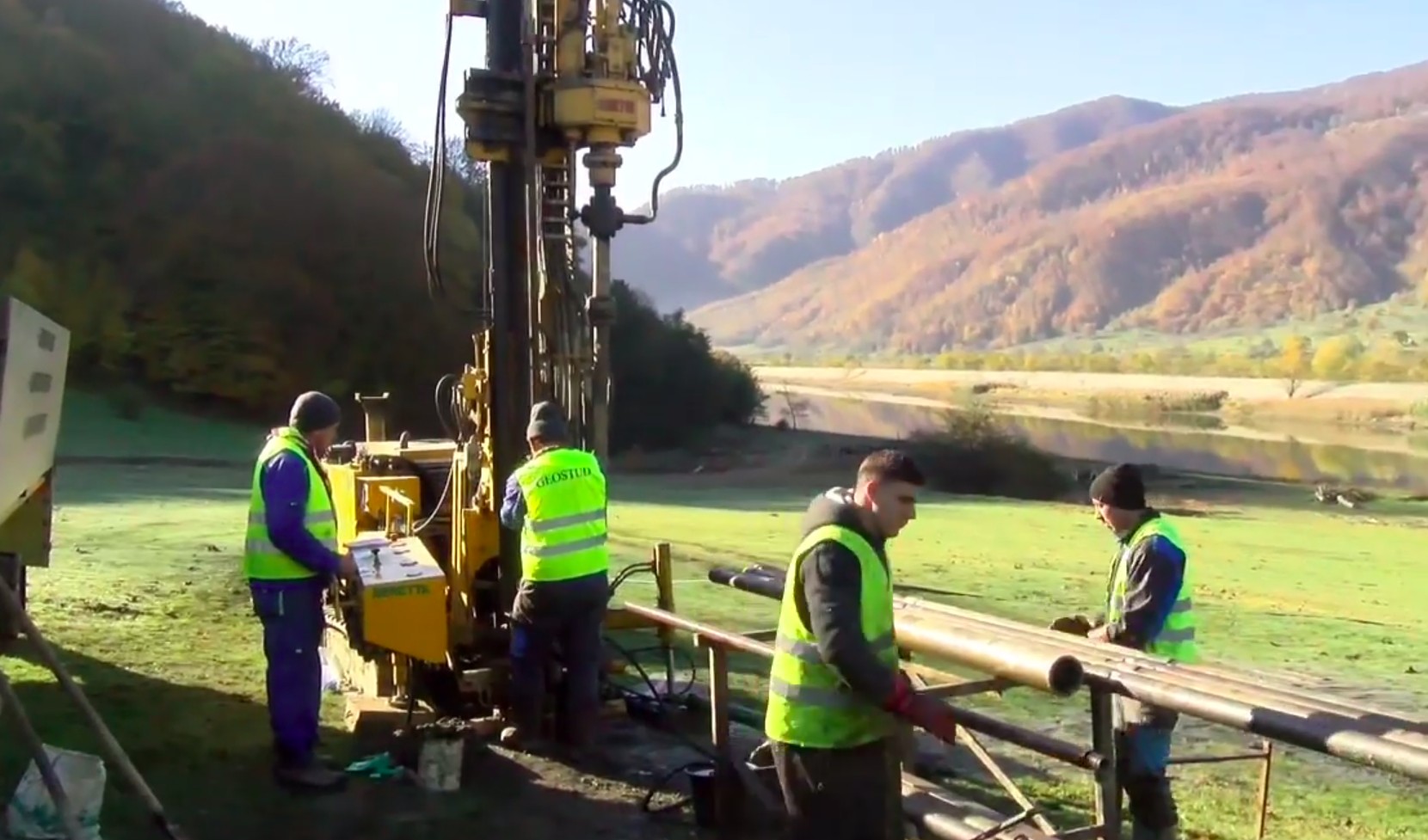 Autostrada Sibiu - Pitești: Foraje de peste 100 de metri adâncime în ...