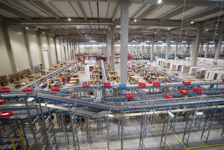 Cum s-a descurcat robotul Dana al eMag de Black Friday. Compania dă ...