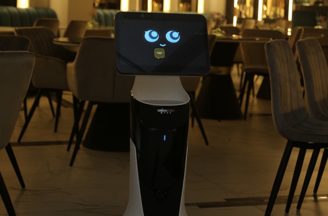 Compania românească Robot Industries lansează primul robot cu Chat GPT ...