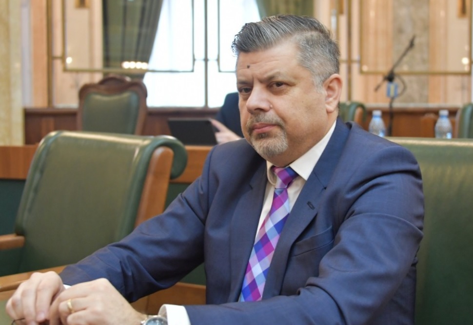 Membri corpului diplomatic şi consular trebuie să vorbească cel puţin ...