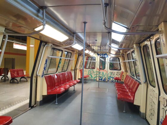 Circulaţia trenurilor de metrou se desfăşoară în sistem pendulă între ...