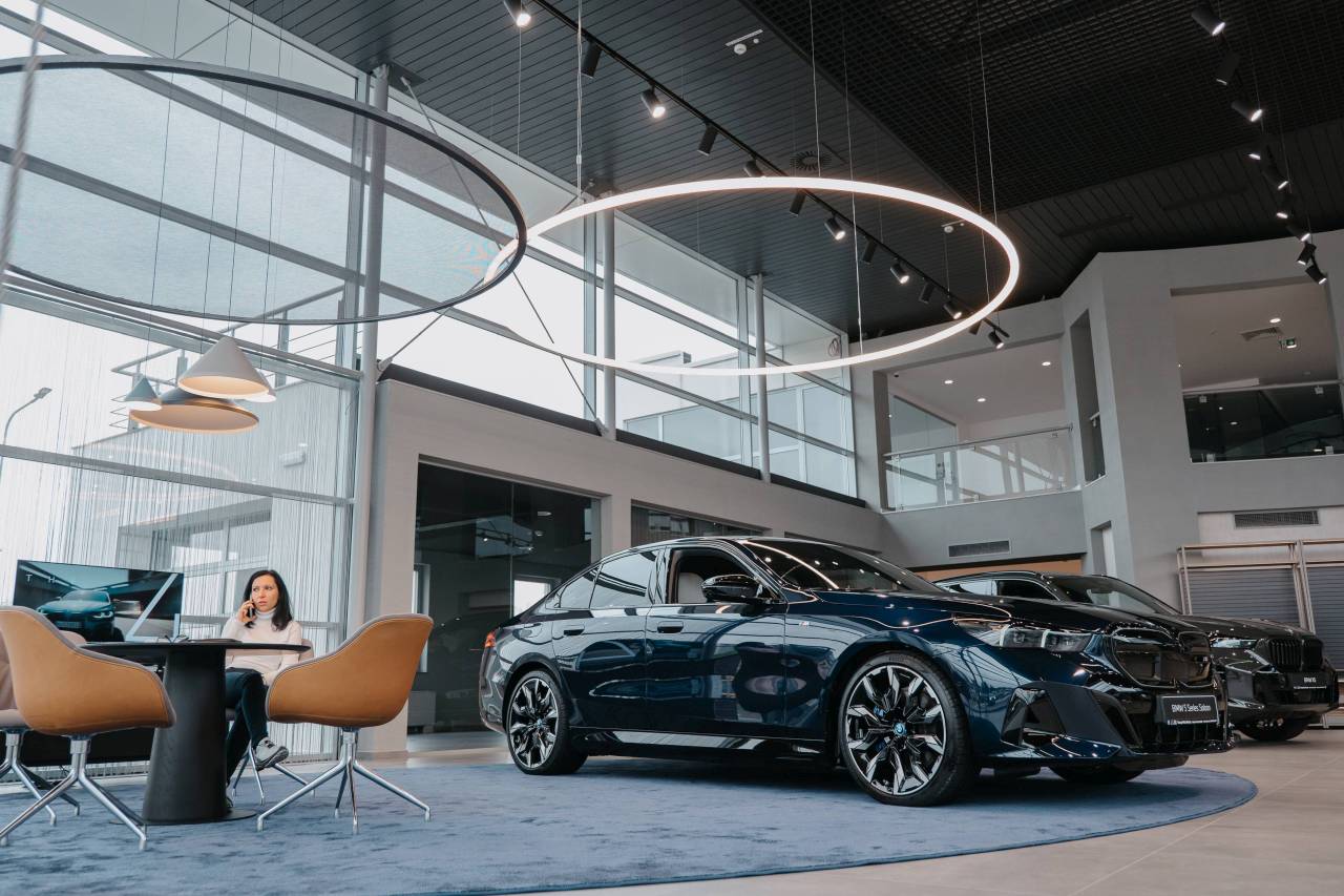 Primul showroom local BMW „Retail.Next” din România, inaugurat la Baia ...