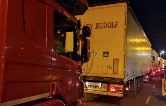 Cozi lungi de camioane la frontiera dintre Ungaria și Ucraina, ca ...