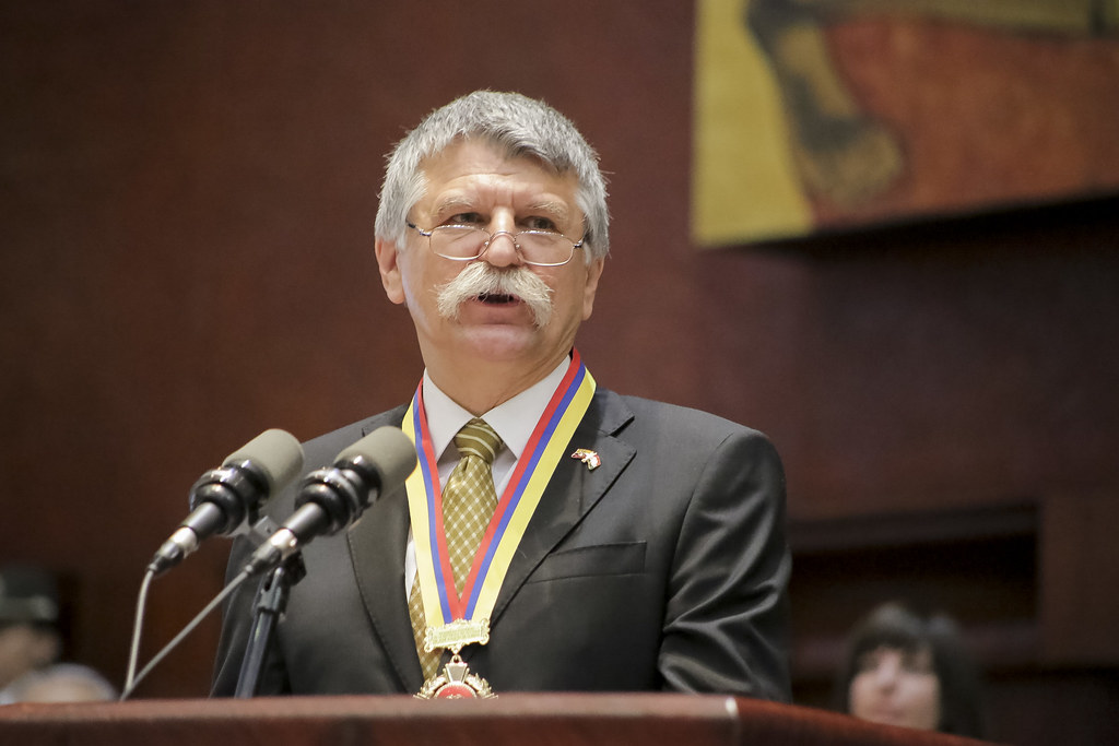Preşedintele Parlamentului maghiar Laszlo Kover a semnat legea de ...