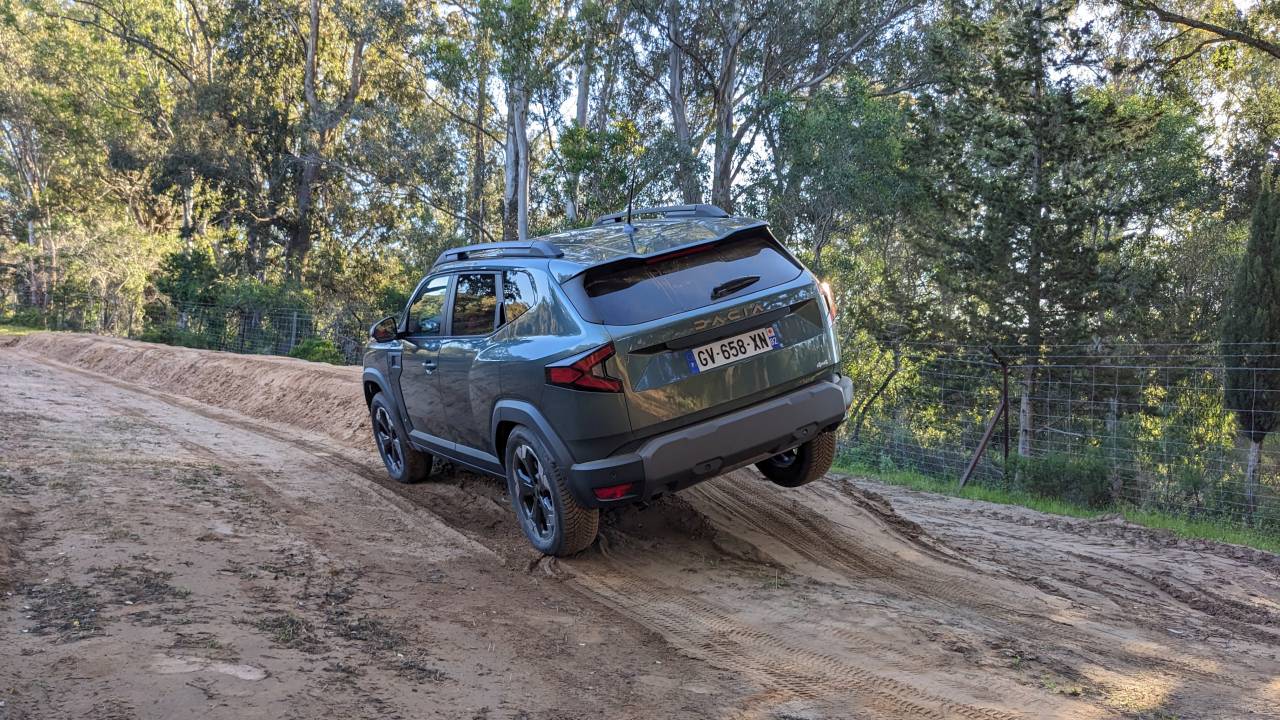 Sistemul de tracțiune integrală Hybrid 4x4 este deja testat de Dacia ...