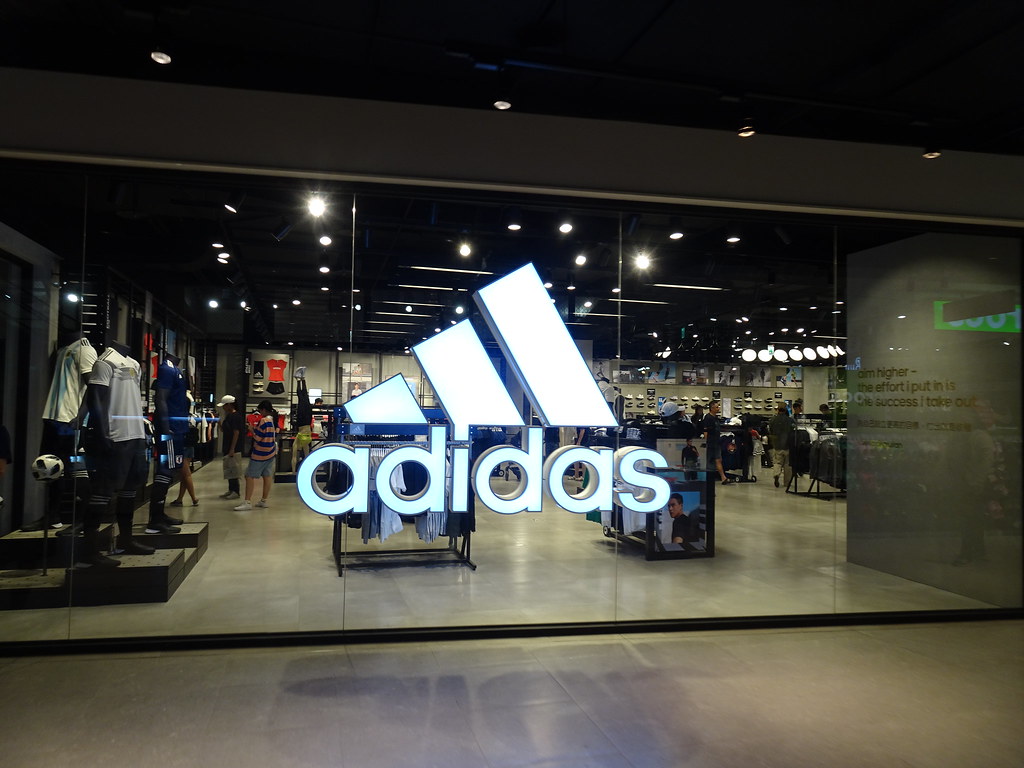 Adidas va retrage de la vânzare tricoul cu numărul 44 al naționalei de ...