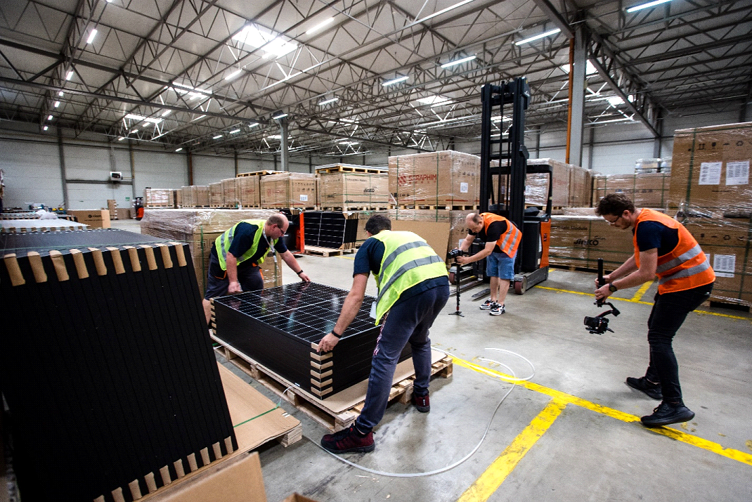 Menlo Electric livrează 11 MW de panouri solare pentru două parcuri ...