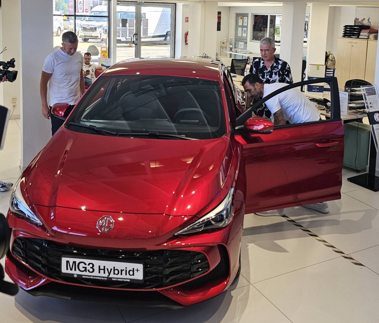 Importatorul MG Motor în România dă o lovitură de imagine devenind ...