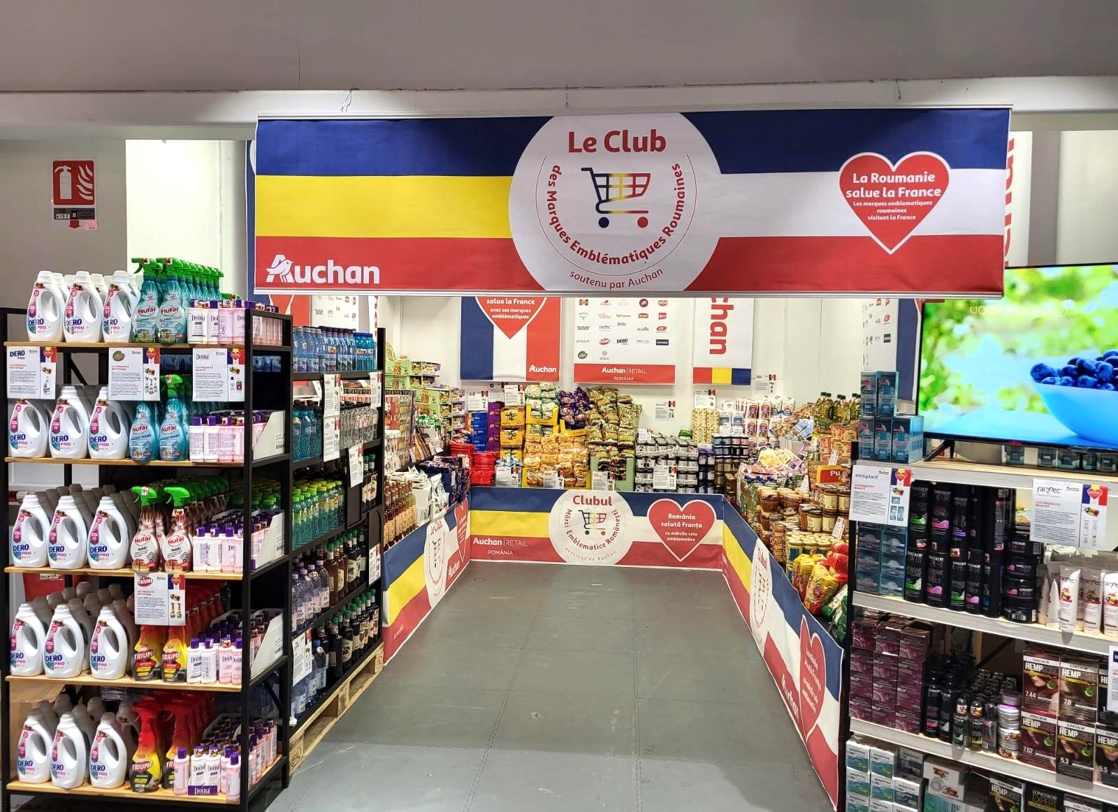 Mâncare românească într-un magazin Auchan din Paris, cu ocazia Jocurilor Olimpice. Vizitatorii ...