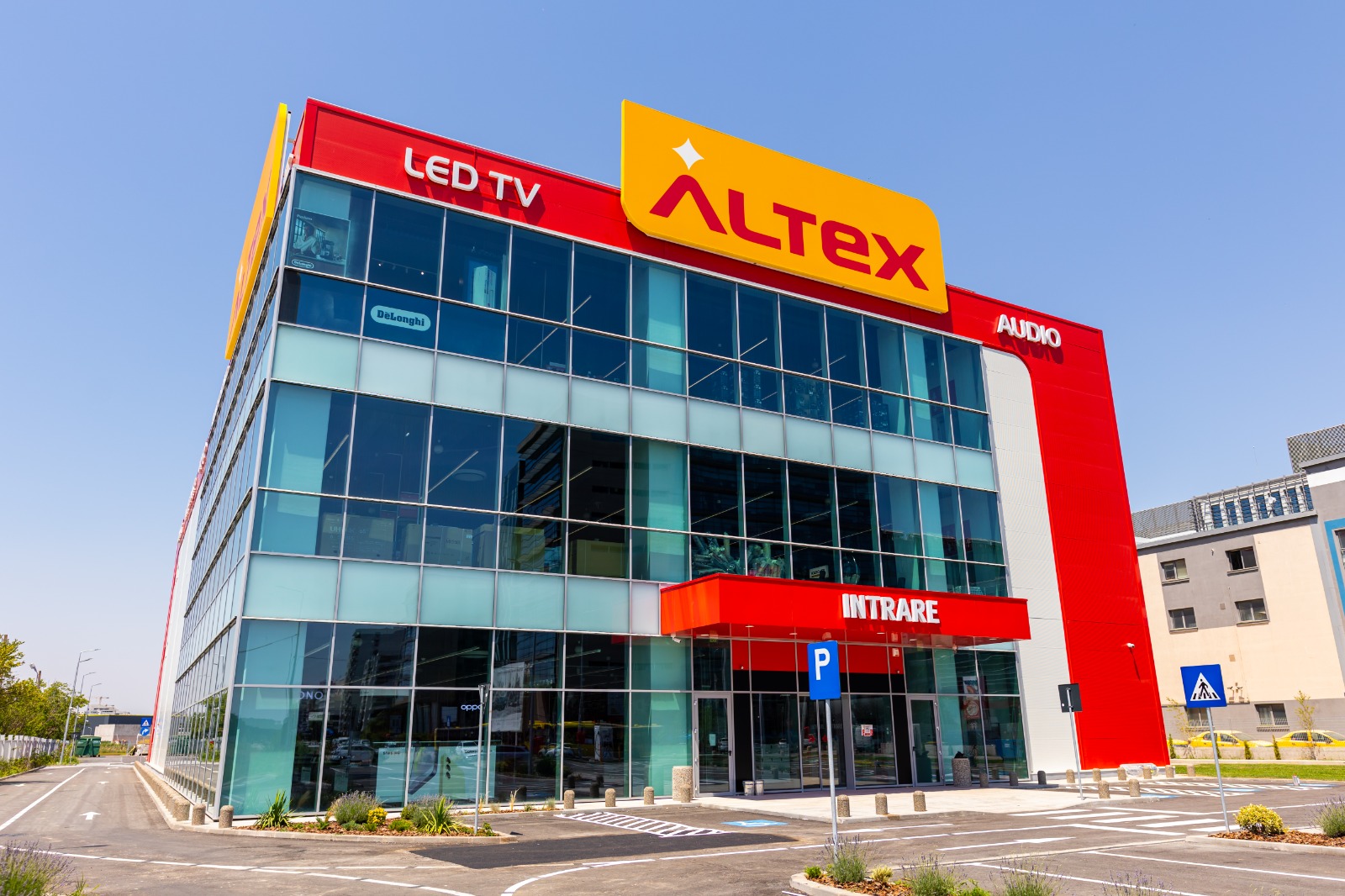 Altex deschide oficial cel mai mare magazin de tehnologie din România ...