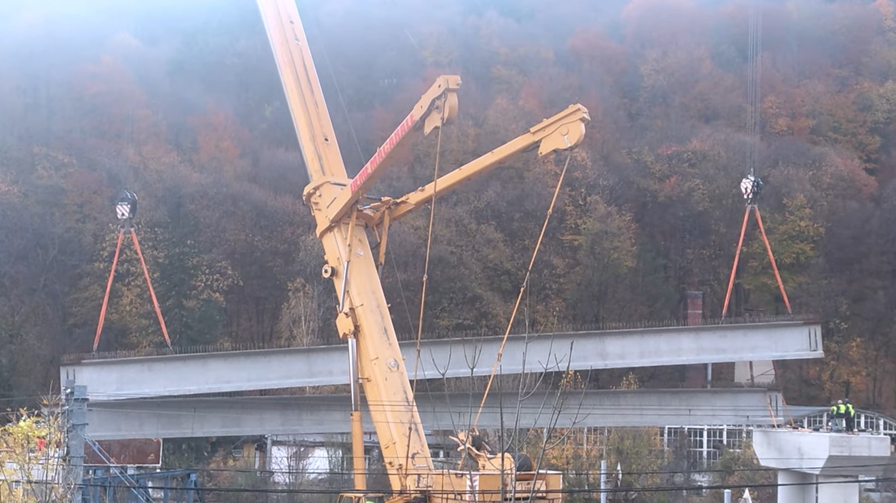 Centura Comarnic: Au fost montate primele grinzi la pasajul peste râul ...
