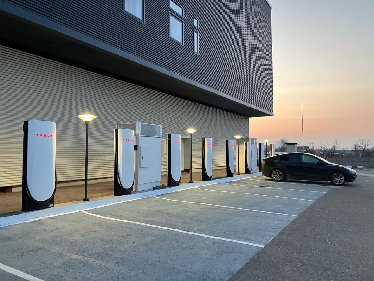 Tesla a inaugurat o nouă zonă de încărcare Supercharger în România ...