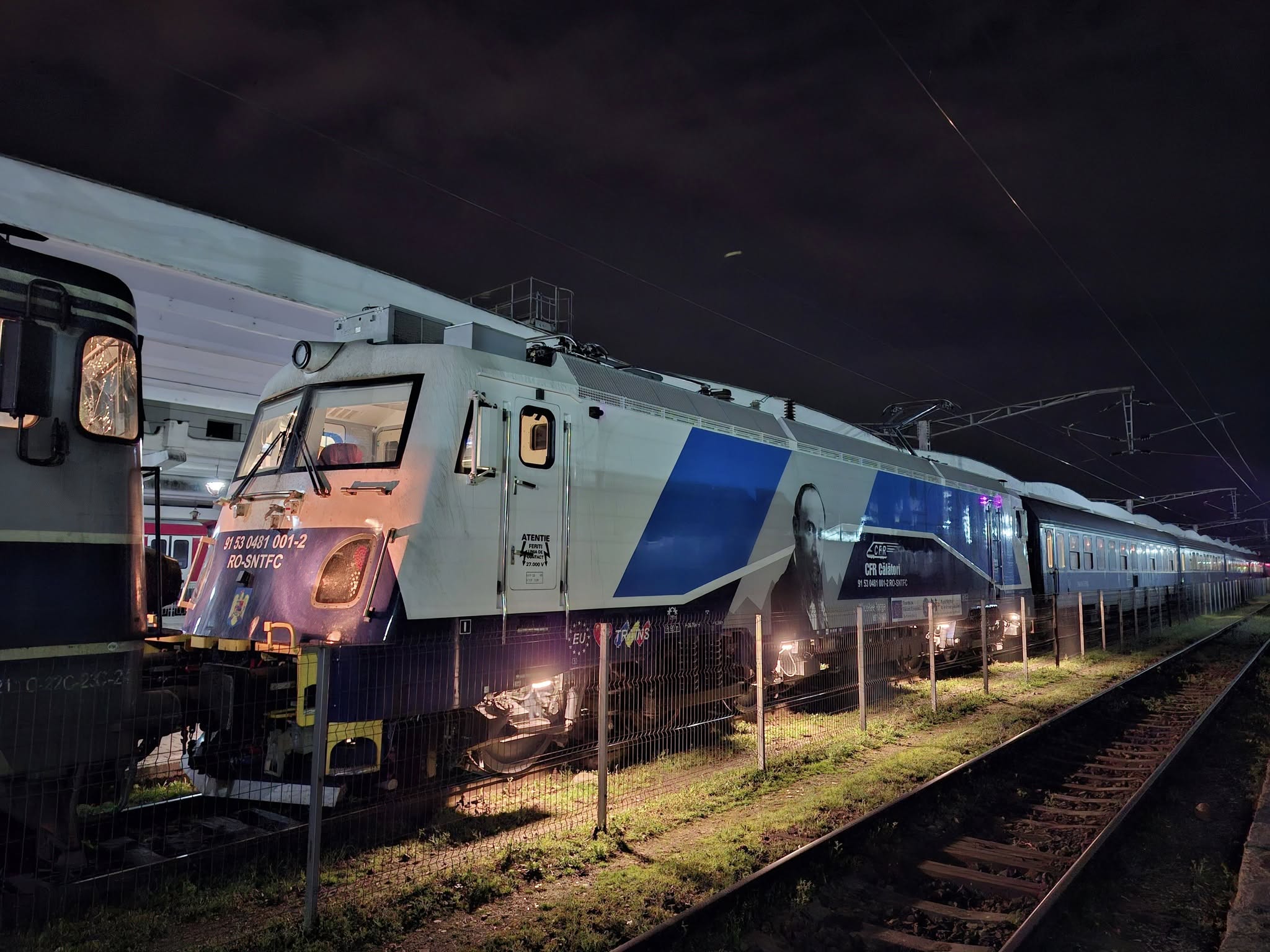 FOTO Locomotivă CFR Călători, modernizată de Softronic, tractează un ...