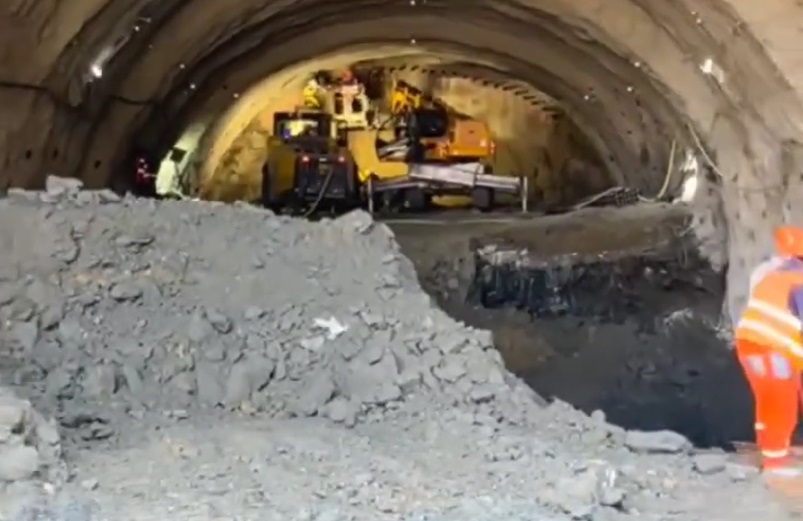 VIDEO Autostrada A1 Lugoj - Deva: UMB a forat 150 de metri din "tunelurile pentru urși ...