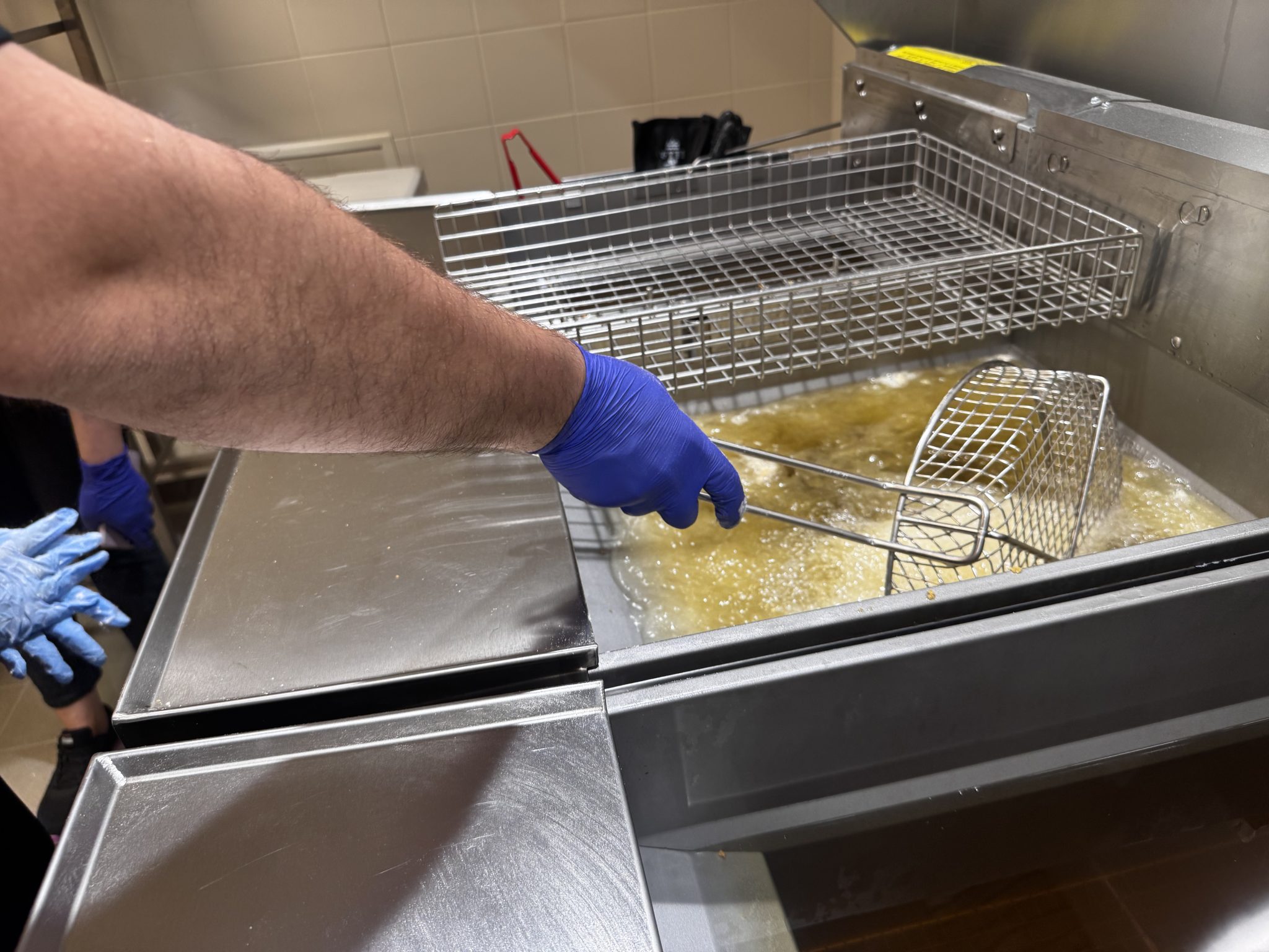 Cum se prepară puiul și cartofii Popeyes. Am intrat în bucătăria noului ...