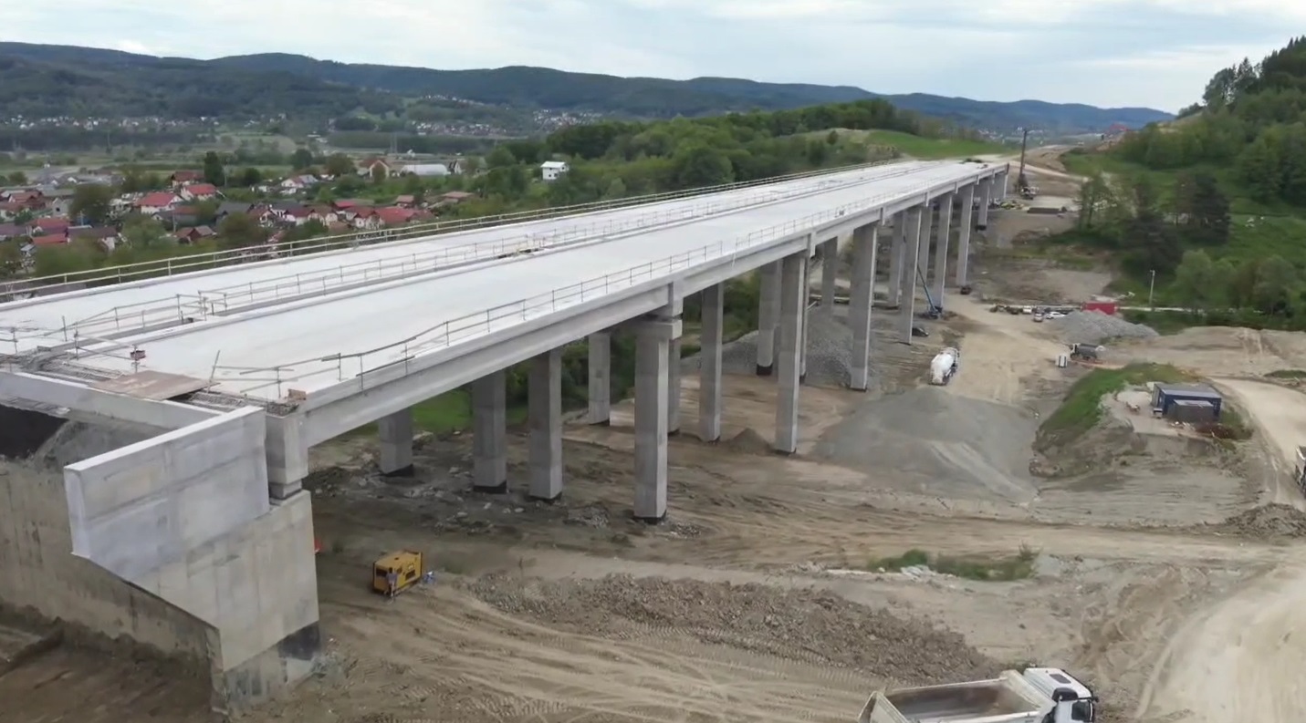 VIDEO Autostrada A1 Sibiu - Pitești: Porr a ajuns la un stadiu de peste 73% pe secțiunea 4, cu ...