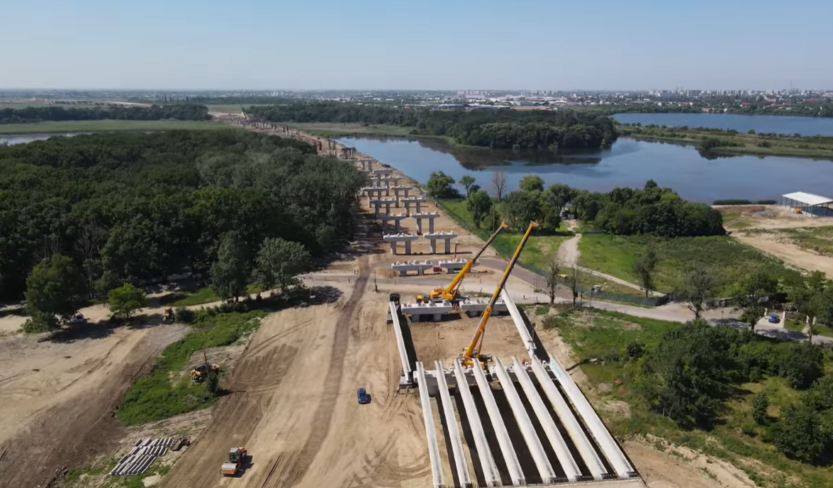VIDEO Autostrada Bucureștiului A0: UMB montează grinzi la viaductul peste Lacul Cernica ...