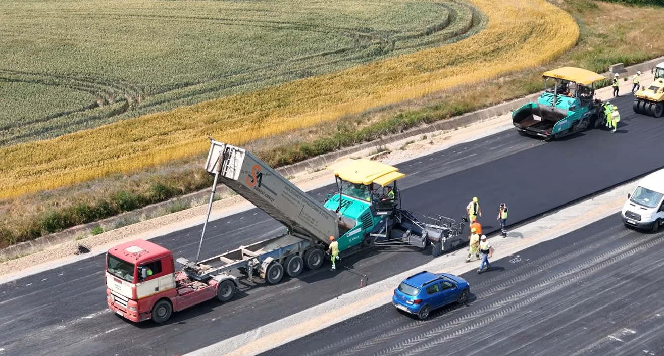 VIDEO Autostrada Transilvania A3: Construcții Erbașu a început lucrările de asfaltare pe lotul ...