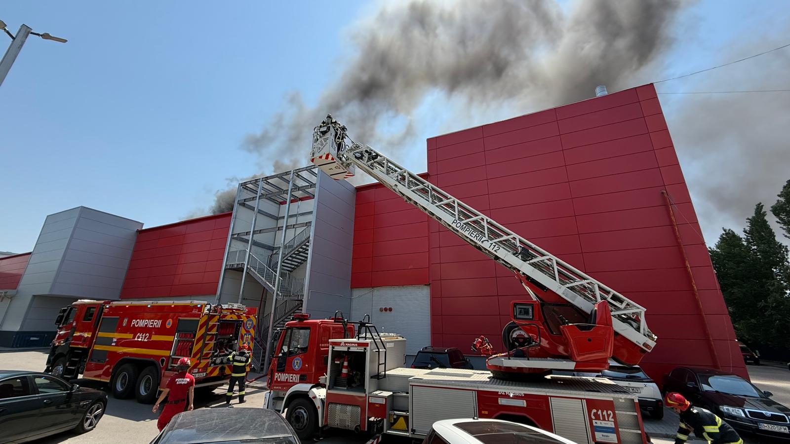 Update: Accesul în mall a fost reluat. Incendiu puternic la AFI ...